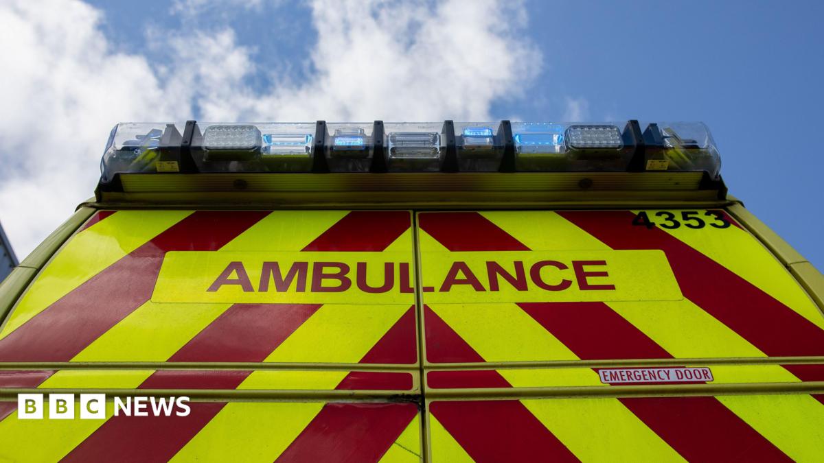 Apology for ambulance delay after 102-year-old's death - BBC News