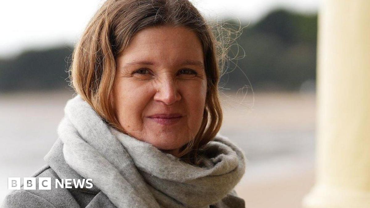 Johanna Robinson: Adviser on women's violence speaks of own rape - BBC News