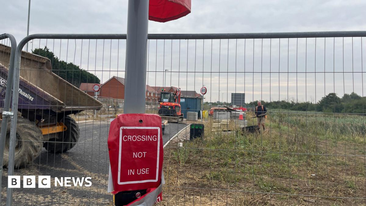 Melksham: Eastern Relief Road scheme delayed until Christmas - BBC News