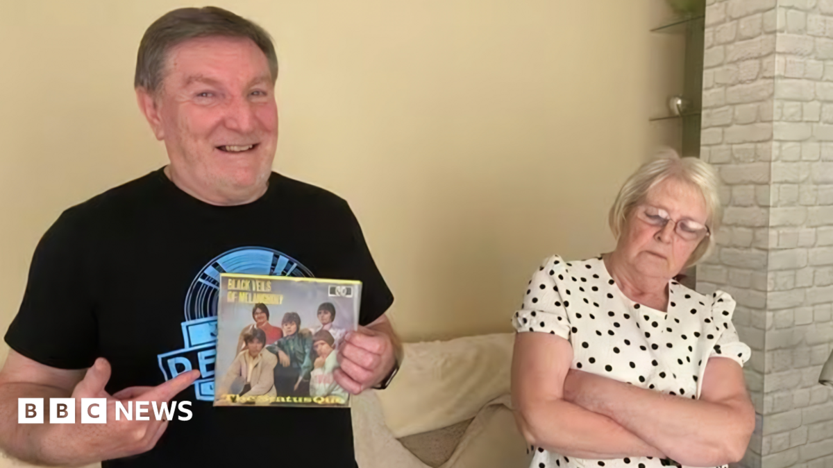 Wolverhampton vinyl collector amasses thousands of records - BBC News