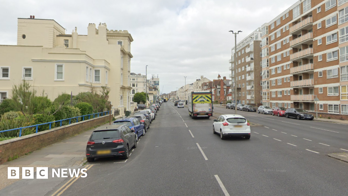 Hove: Cycle path could replace lane of traffic under new plans - BBC News