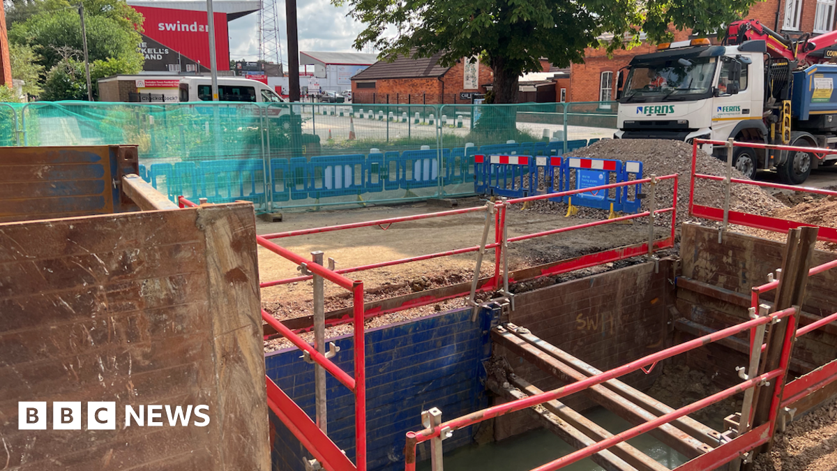 Thames Water says number of burst mains in Swindon 'not normal' - BBC News