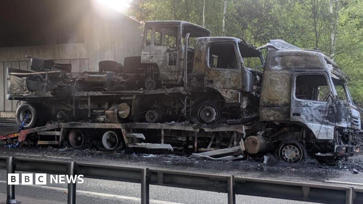 A34 reopens after lorry fire near M4 Chieveley junction - BBC News