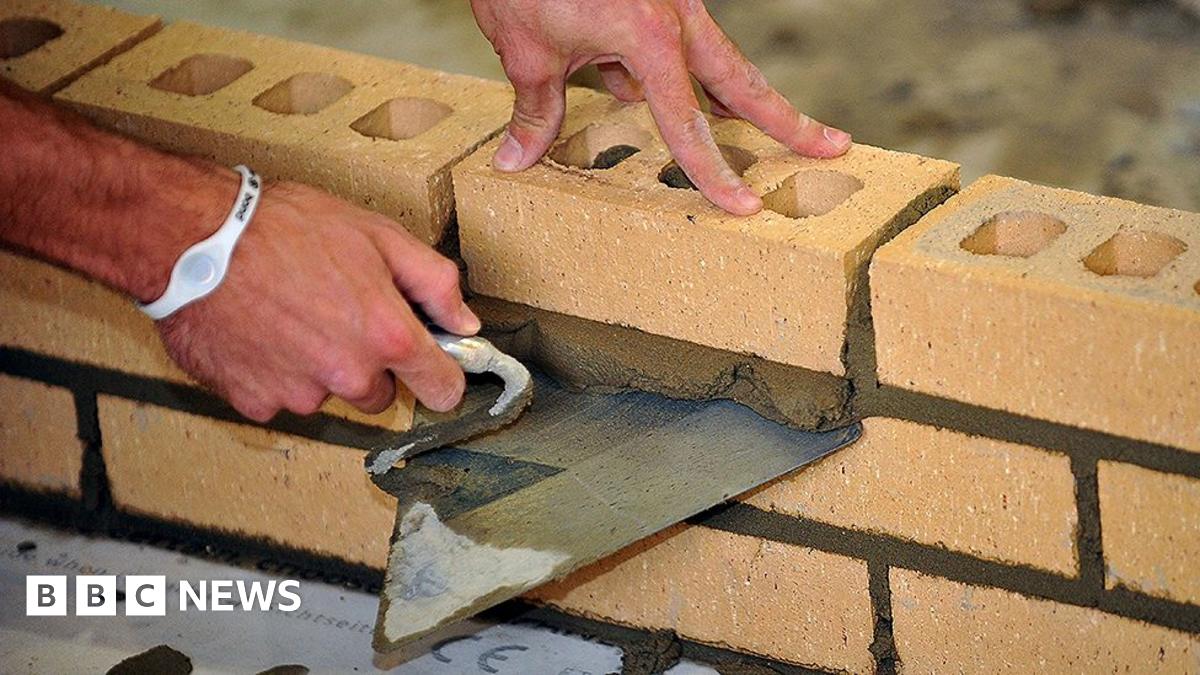 More homes to be added to Ingol golf course plot in new plans - BBC News