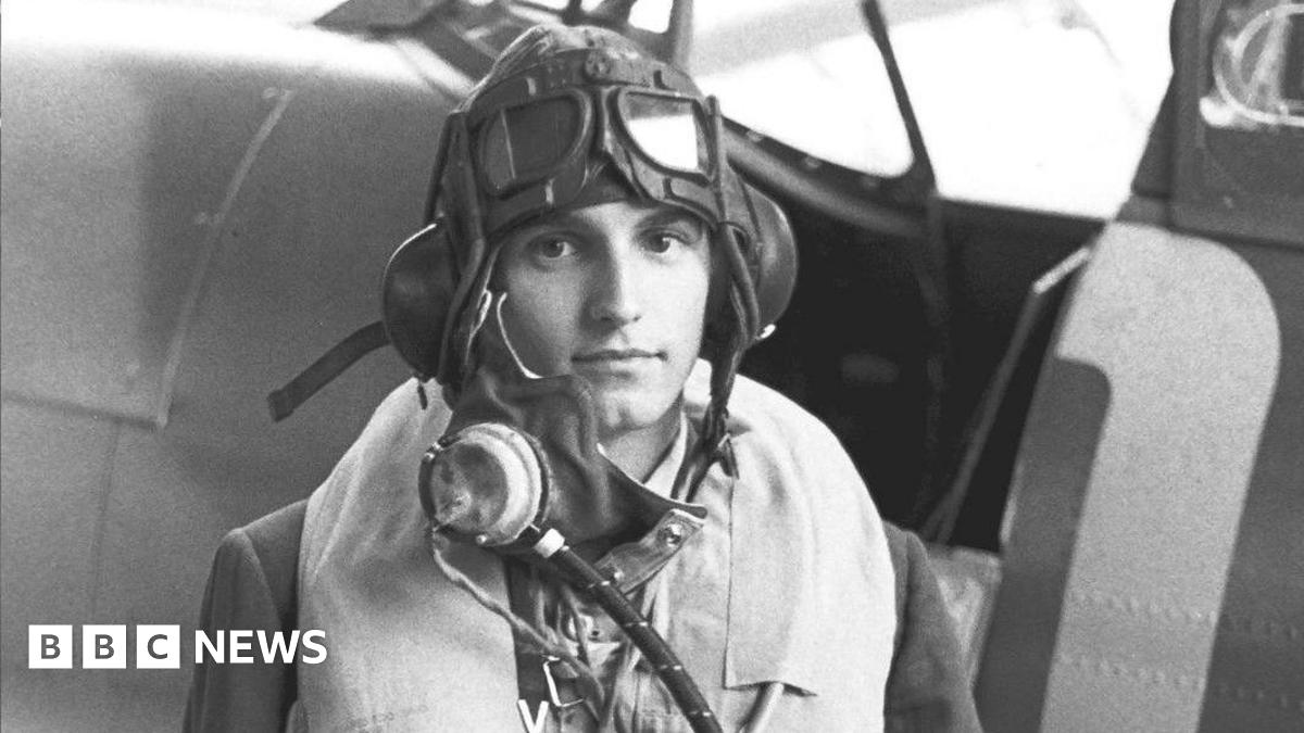 Father and son honour Battle of Britain pilots in '1940s' photos - BBC News