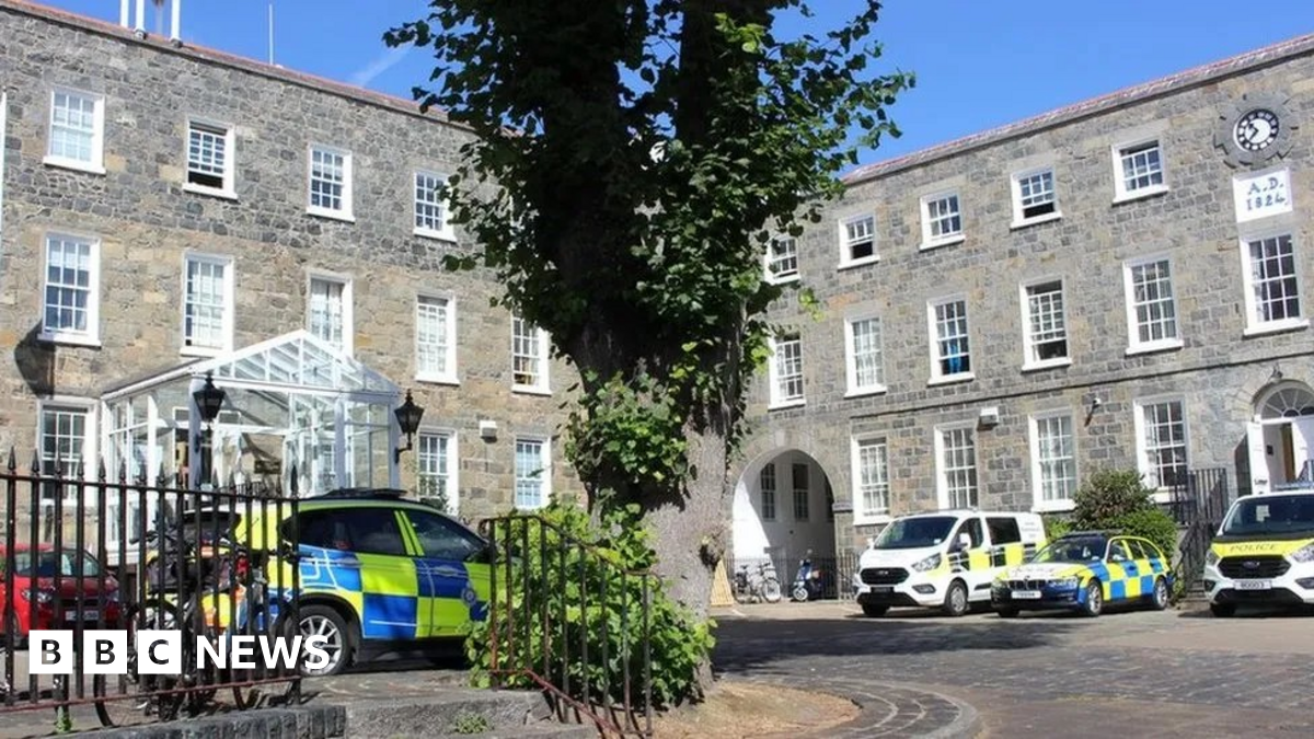 Guernsey public urged not to judge police on CCTV cell footage - BBC News