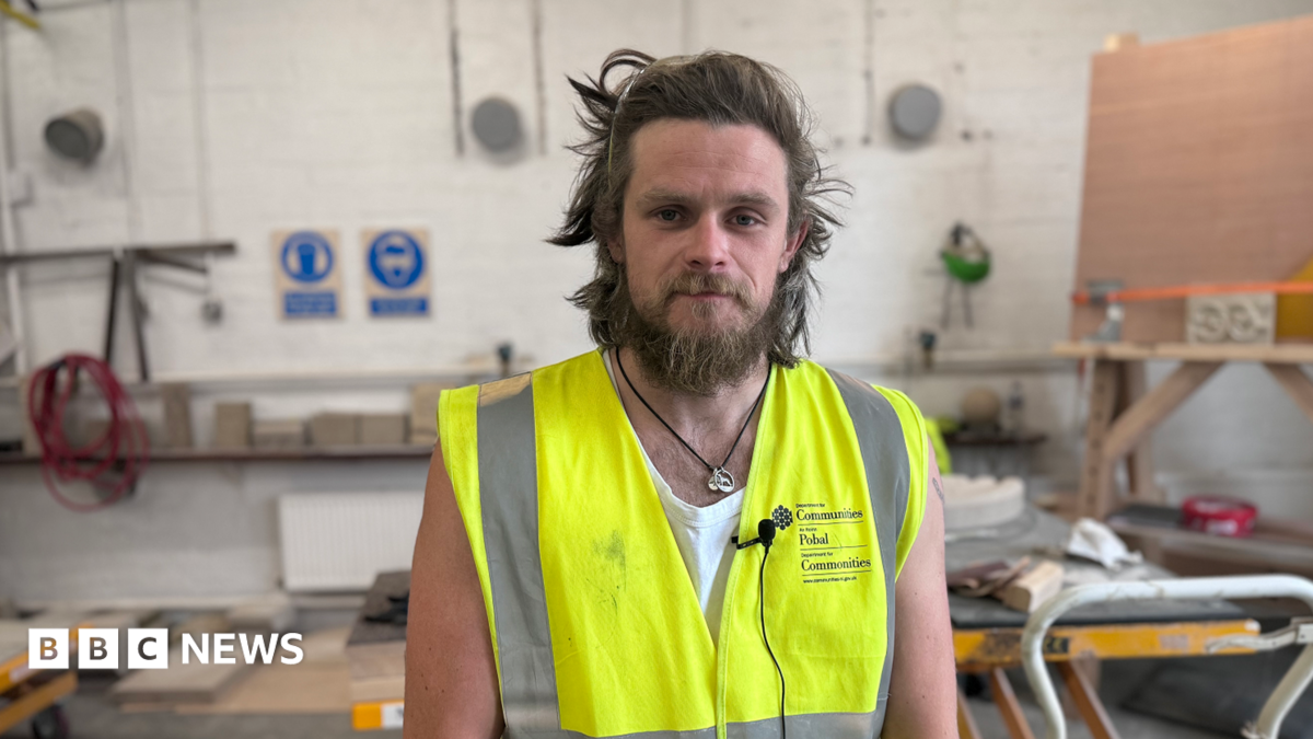Heritage Skills: The builders keeping historic crafts alive - BBC News