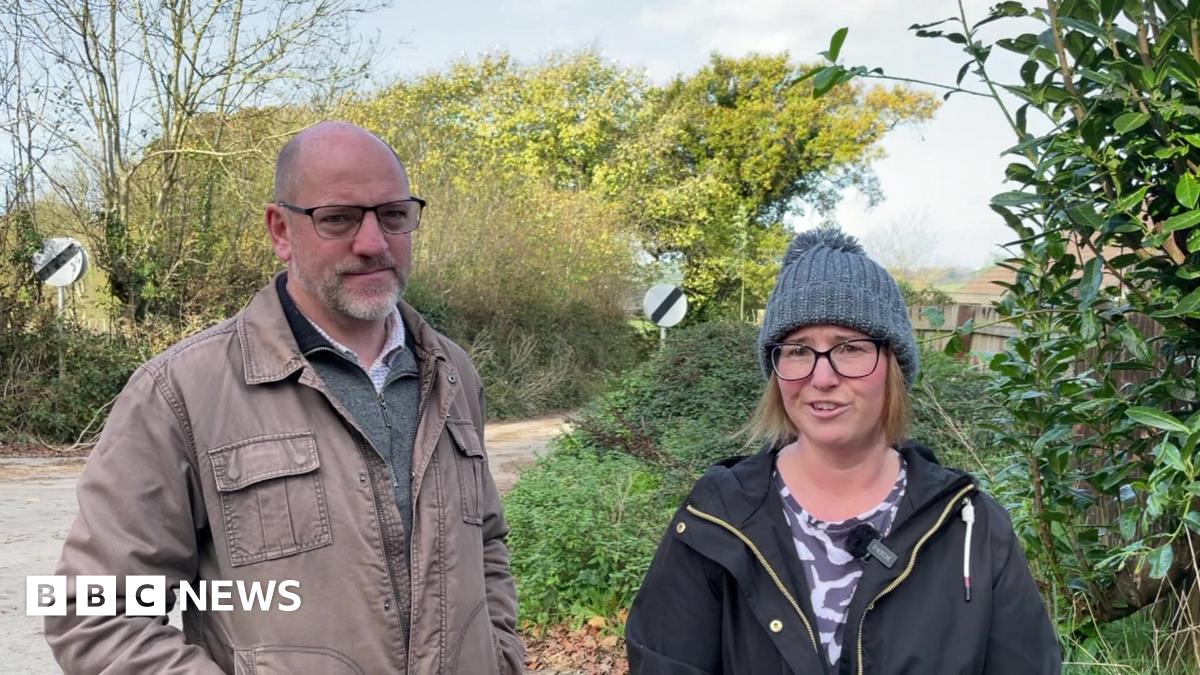 Parents in Devon scared for children as school bus axed - BBC News