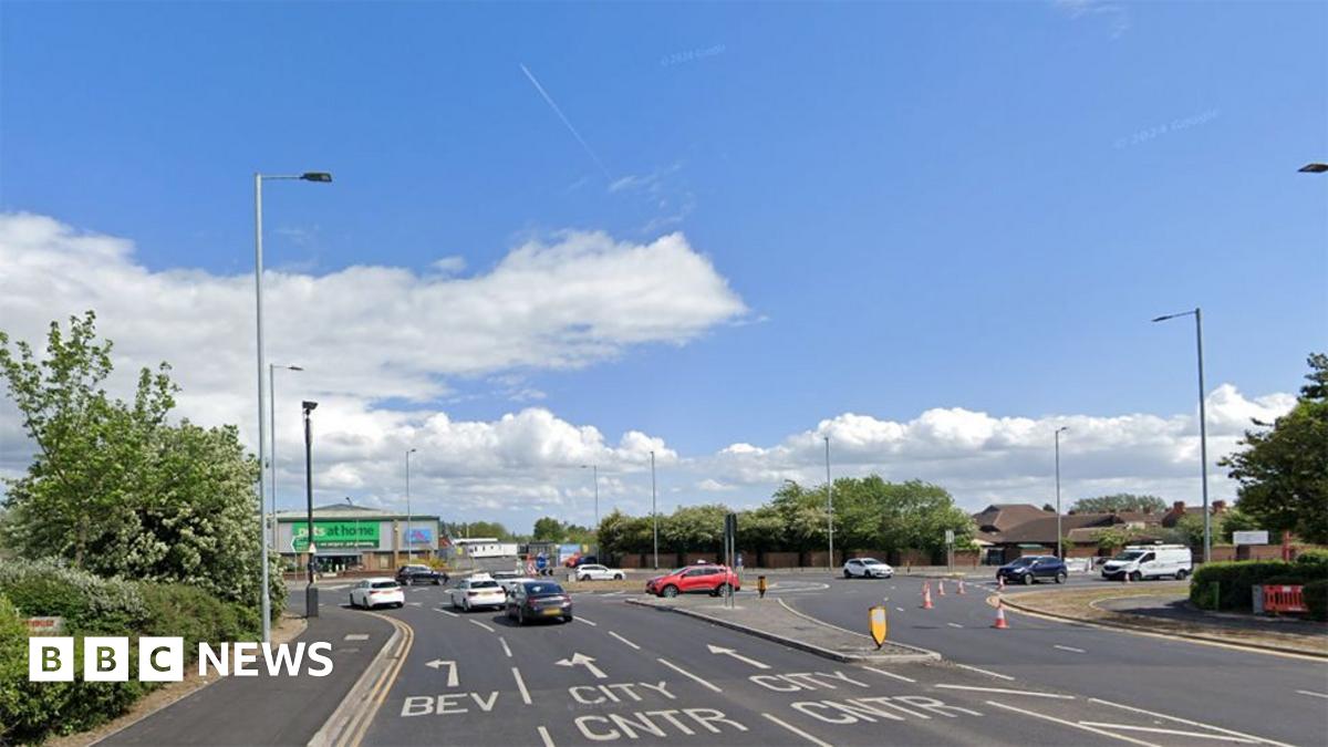 Coroner's roundabout road signs concerns after Hull cyclist death - BBC ...