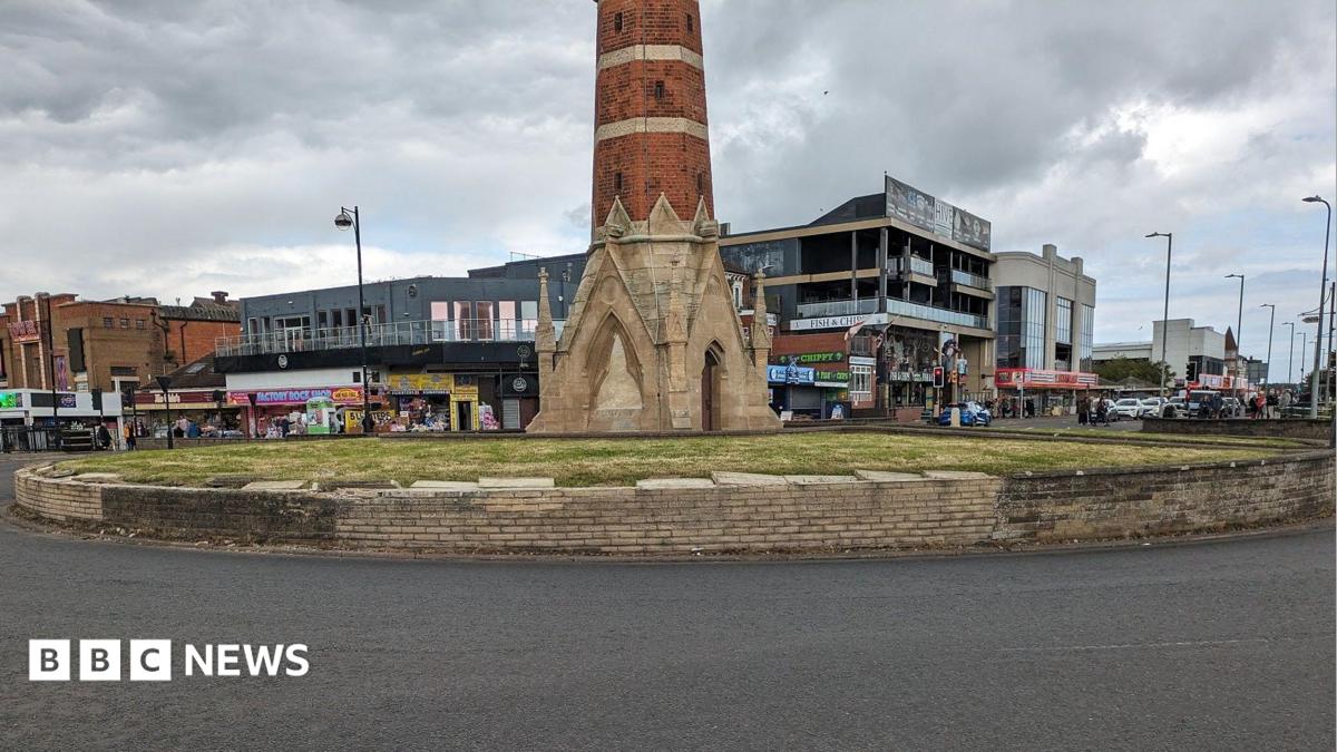 Skegness Clock Tower repairs begin ahead of Remembrance Day - BBC News