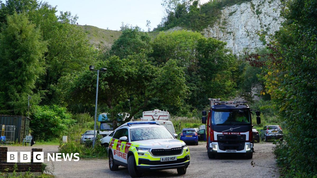 Two children rescued after Lewes cliff fall - BBC News