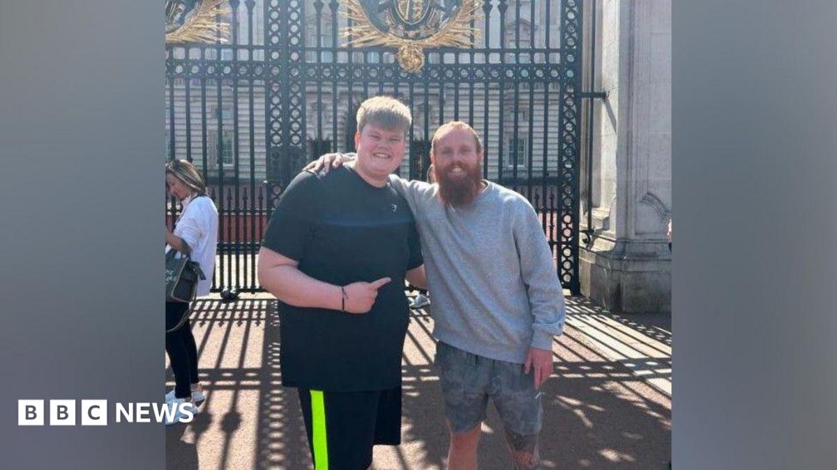 Teenager's 'best day' running mile with the Hardest Geezer - BBC News