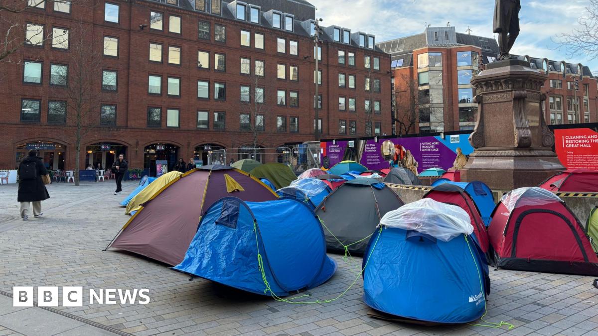Manchester homeless camp growing 'due to activists' - council - BBC News