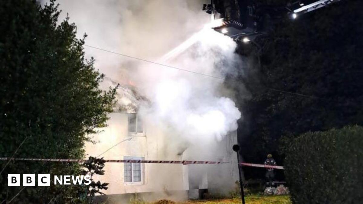 New Forest thatched cottage fire suspected arson - BBC News