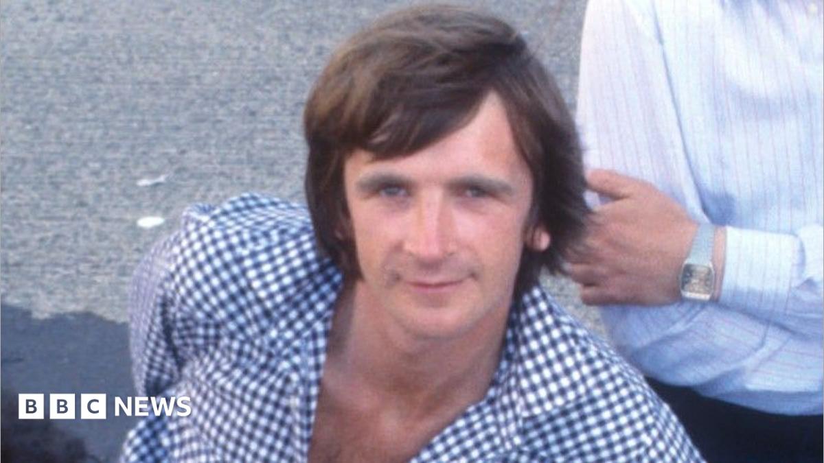 'Naked Video' actor and director Ron Bain dies aged 79 - BBC News