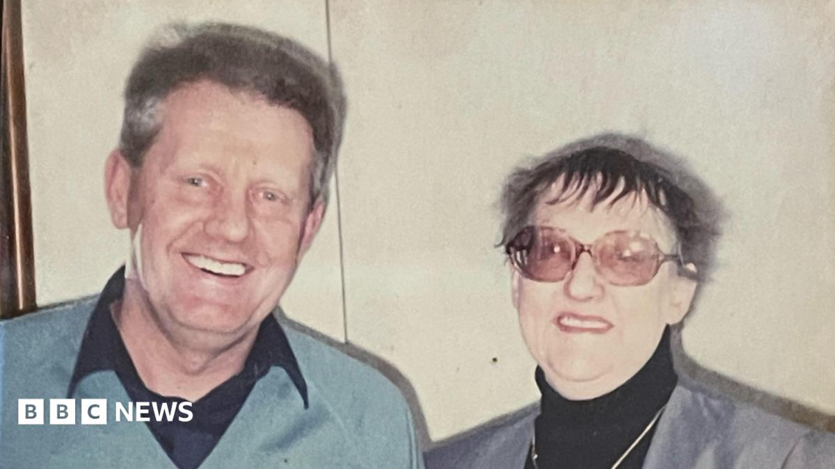 Family fight to clear former Canterbury sub-postmistresses name - BBC News