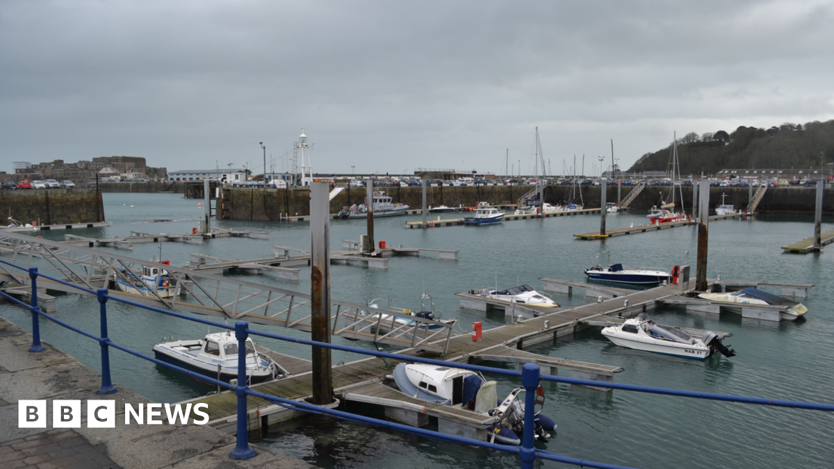 Plans to limit mooring fees increases in Guernsey fail - BBC News