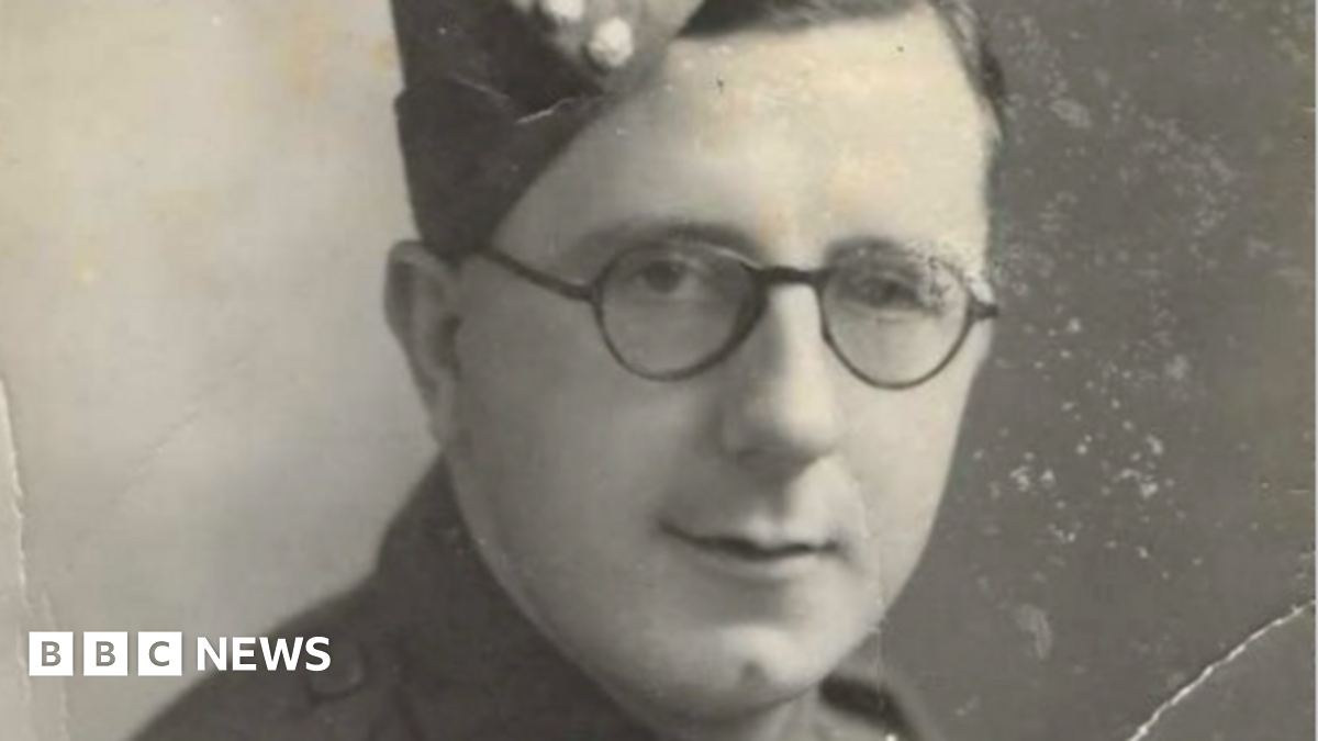 Bergen-Belsen: 'Seeing Nazi camp changed dad's view on the war' - BBC News