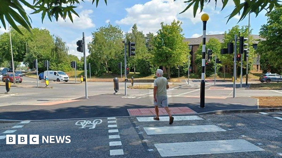 New crossing work completed at busy Leicester junction - BBC News
