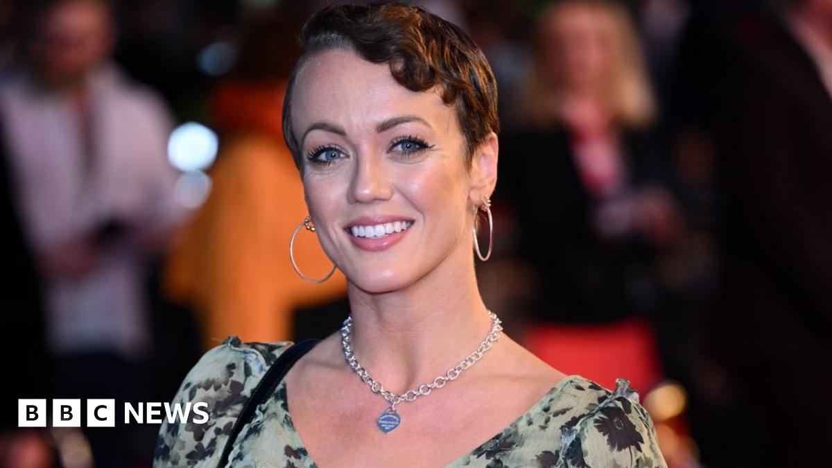Strictly's Lauren Oakley steps in for Amy Dowden in training - BBC News