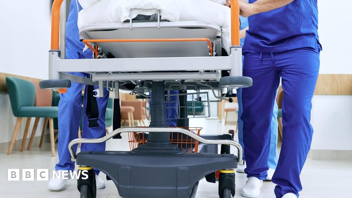 NI health: Govt needs to address A&E conditions, doctors say - BBC News