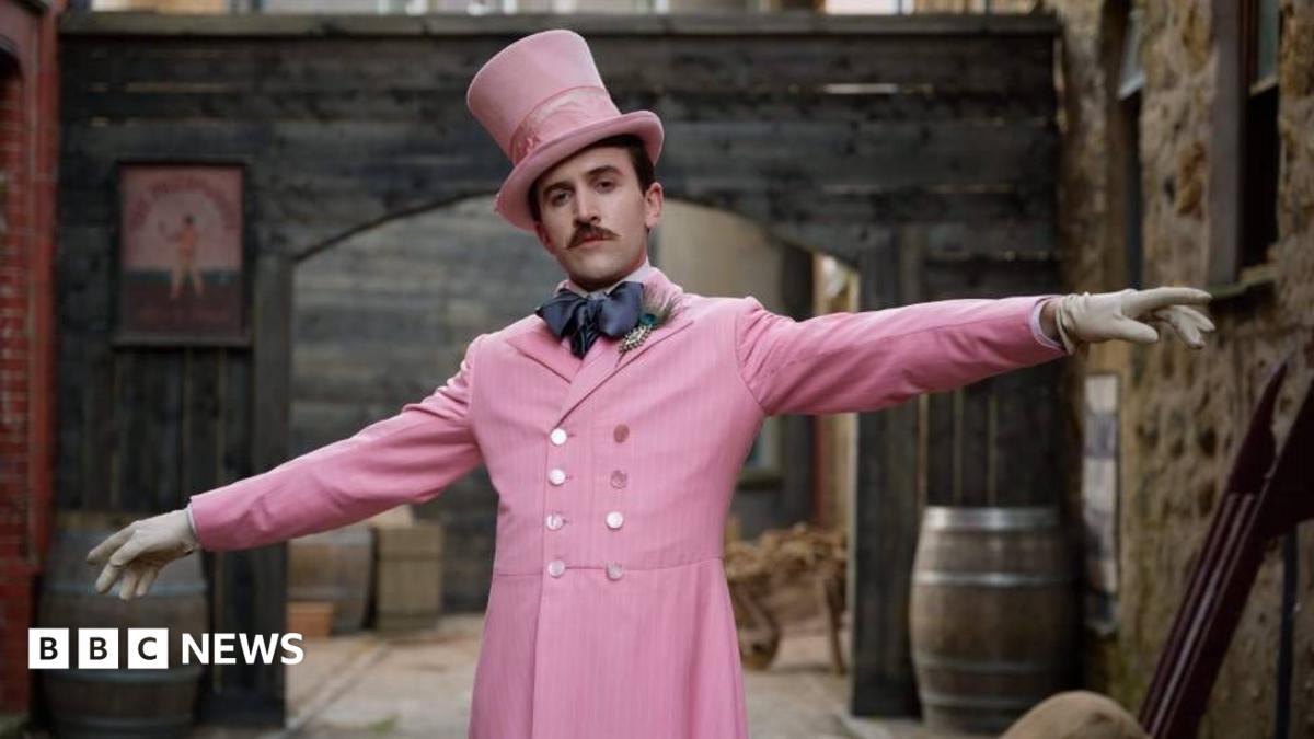 Callum Scott Howells on playing 'enigmatic' Welsh aristocrat - BBC News