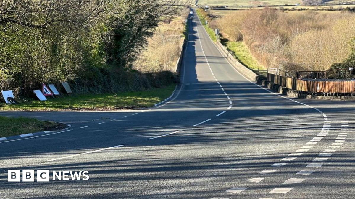 Driver dies following crash on Isle of Man TT course - BBC News