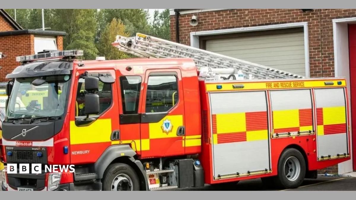 Terraced house fire in Thatcham spreads to neighbouring homes - BBC News