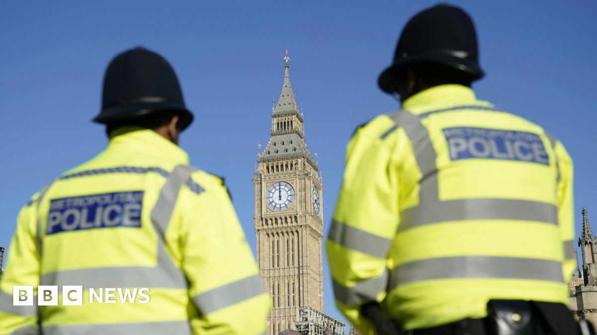 Met Police staff strike suspended for new pay offer vote - BBC News