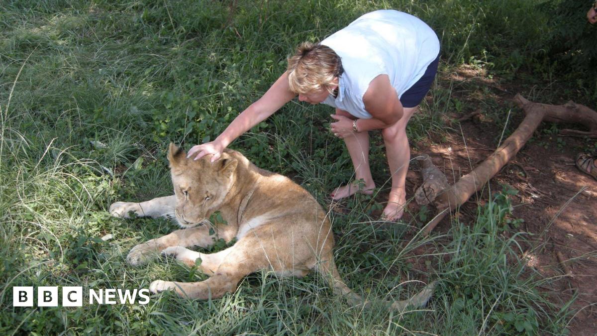 Former GSPCA manager Jayne Le Cras dies - BBC News