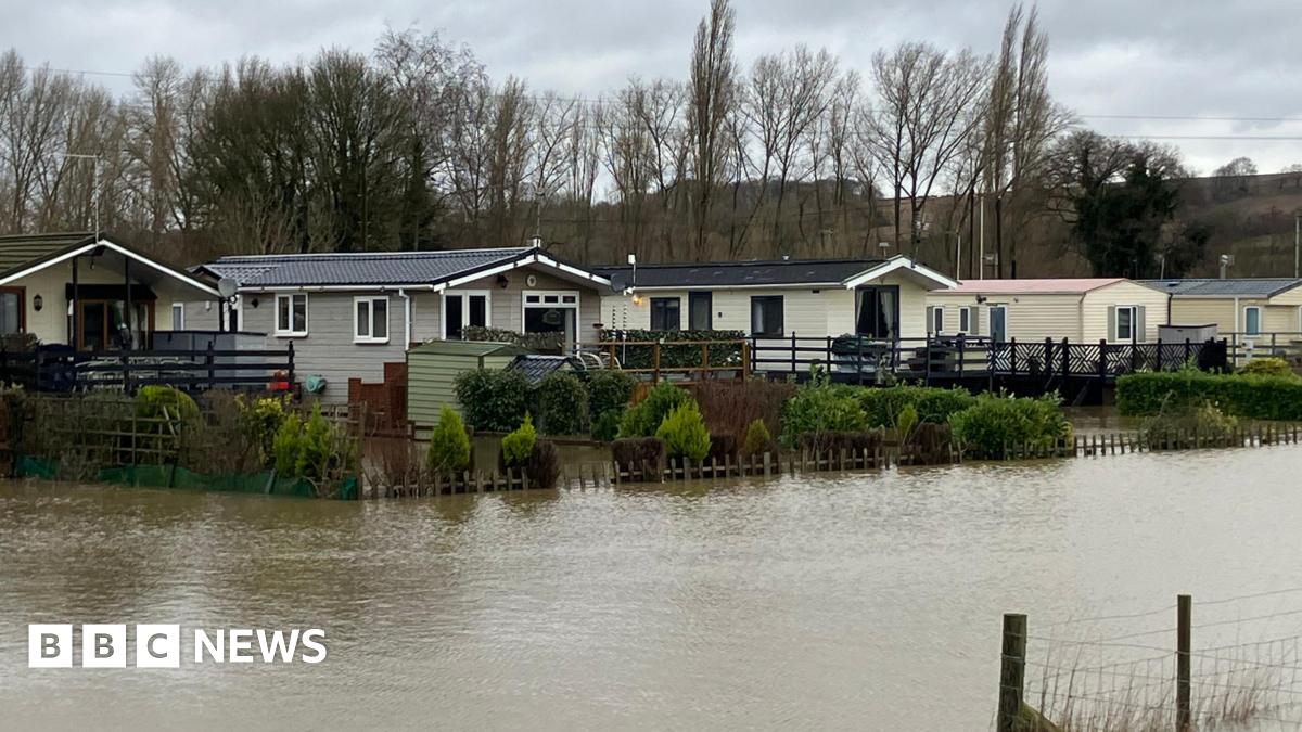 Yalding flood warning as River Medway levels rise - BBC News