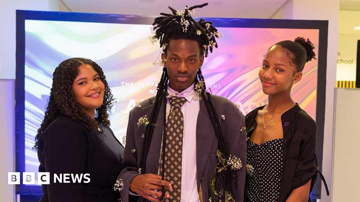 Nottingham students strut as fashion project marks milestone - BBC News