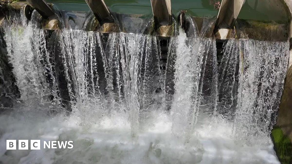 Oxford's Osney Lock hydro marks 10 years of green electricity - BBC News