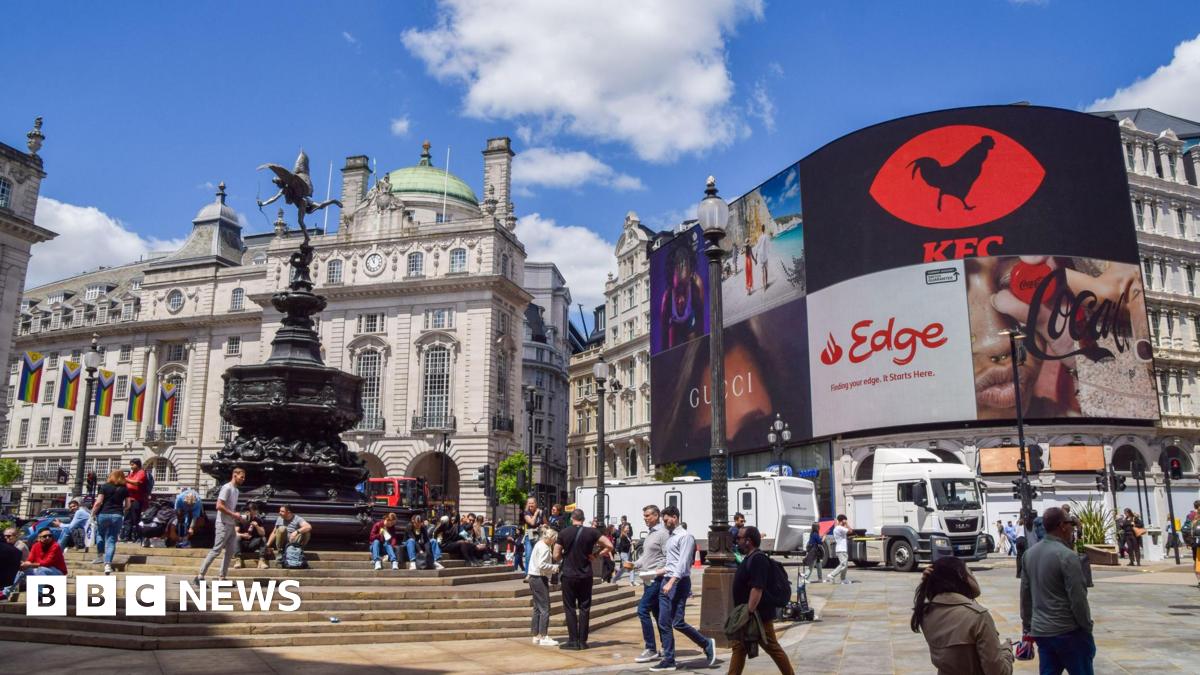 More pedestrianisation plans for London's West End - BBC News