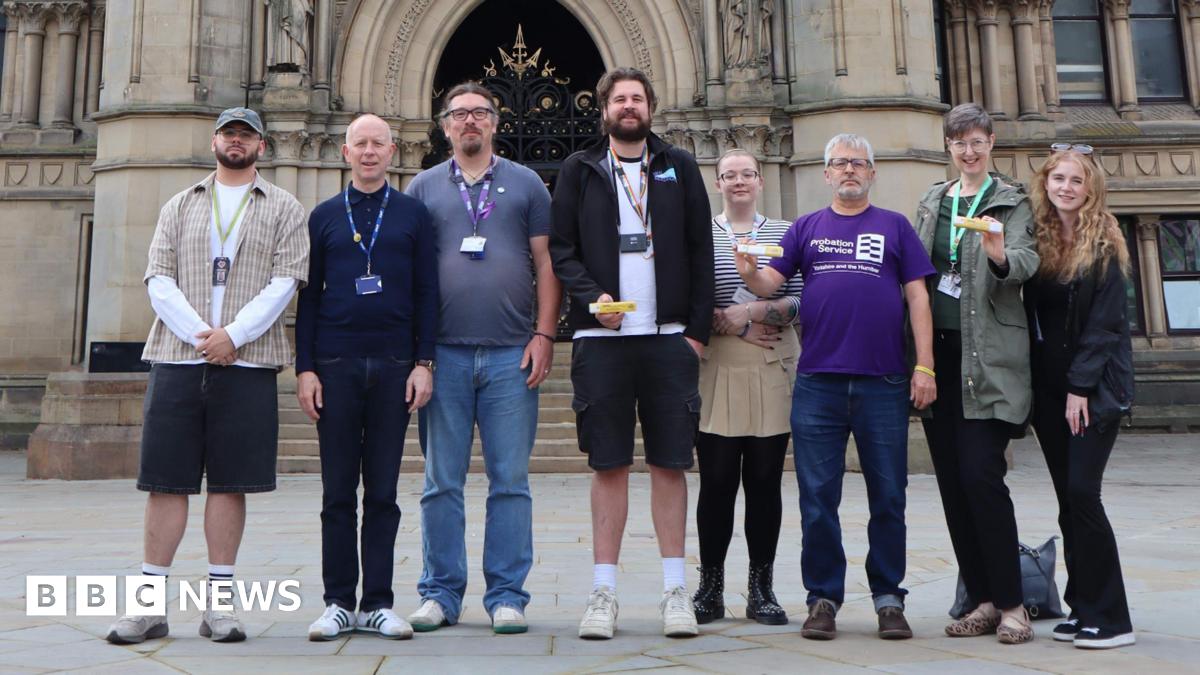 Life-saving drug overdose training given to hundreds in Bradford - BBC News