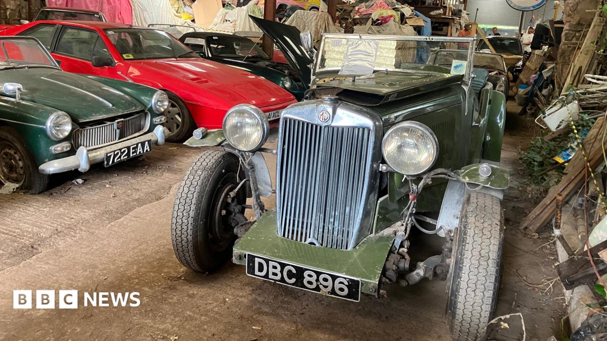 Herefordshire man to auction collection of 200 classic cars - BBC News