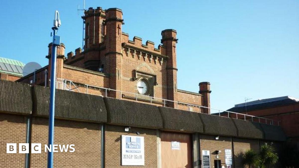 Hull Prison told to better care for terminally ill inmates - BBC News