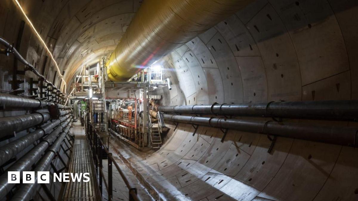 HS2 hits milestone as Bromford Tunnel machine reaches halfway - BBC News