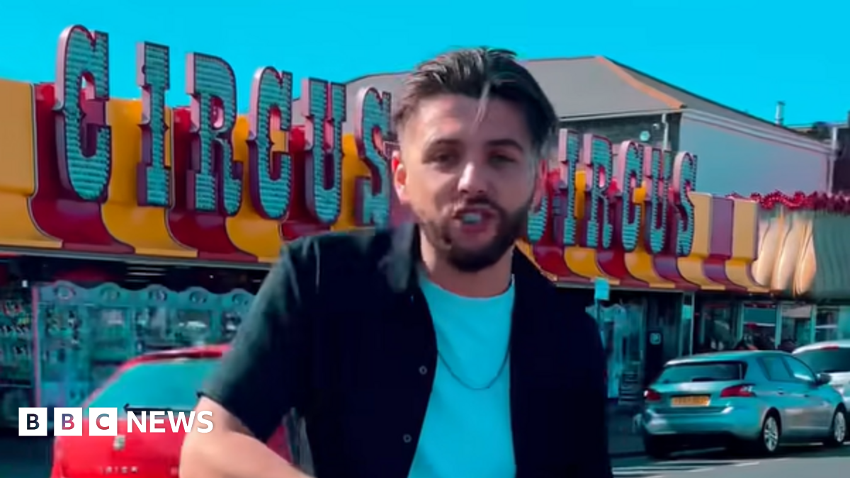 'Nan encouraged me to release my viral song' says Norfolk singer - BBC News
