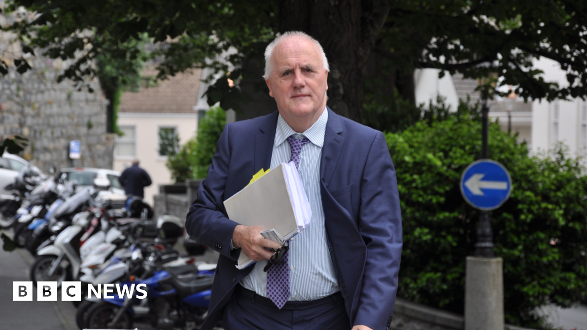 Top Guernsey politician 'could be removed' from office - BBC News