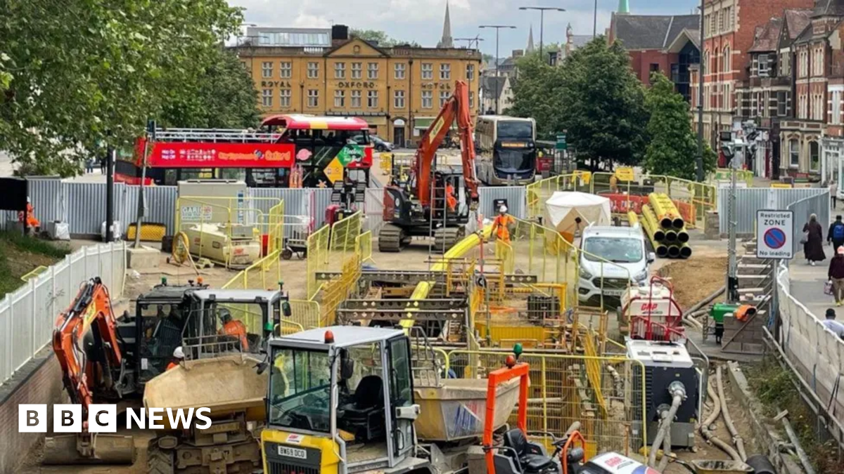 Oxford: Delayed Botley Road scheme has gone 'disastrously wrong' - BBC News