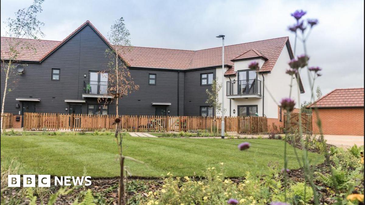 Godalming: Ockford Ridge residents share their stories on film - BBC News