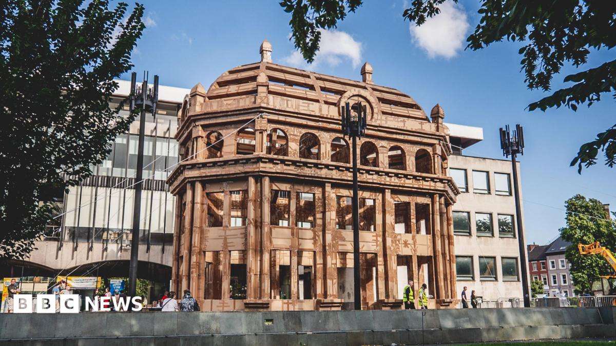 Coventry Cathedral inspires builders of huge cardboard model - BBC News