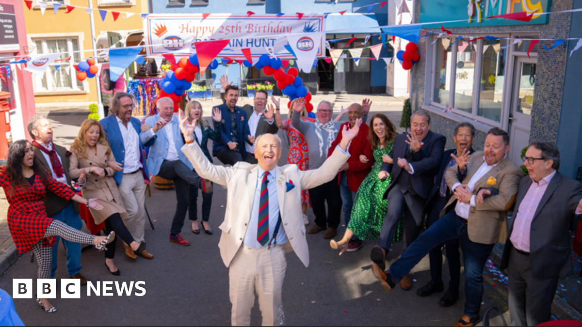 Bargain Hunt: Show celebrates 25 years of antiques and auctions - BBC News