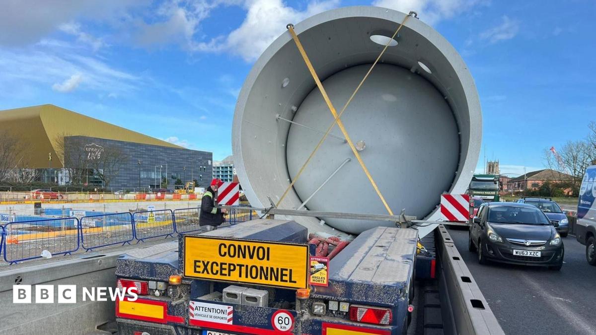 A63 Hull traffic delays as HGV gets stuck in roadworks - BBC News