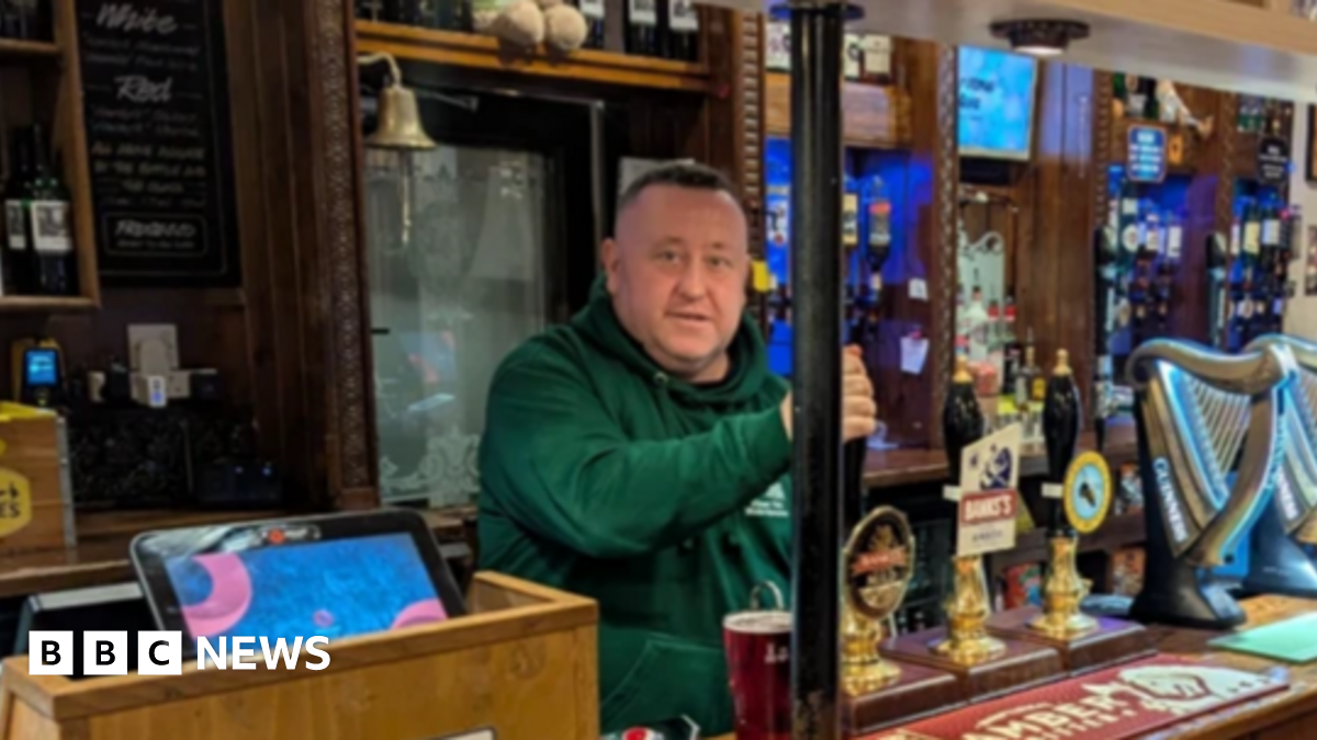 Wolverhampton pub auctions final Banks's pump clips for charity - BBC News