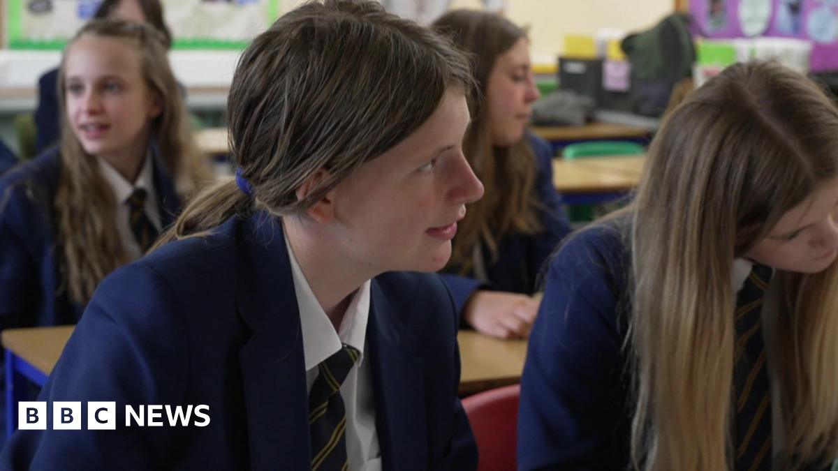 Hundreds of peer mentors trained in east Cornwall schools - BBC News