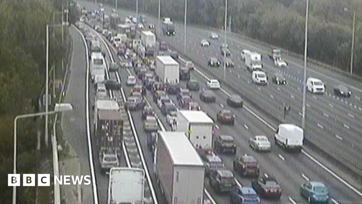 M25 reopens clockwise at junction 14 near Heathrow after crash - BBC News