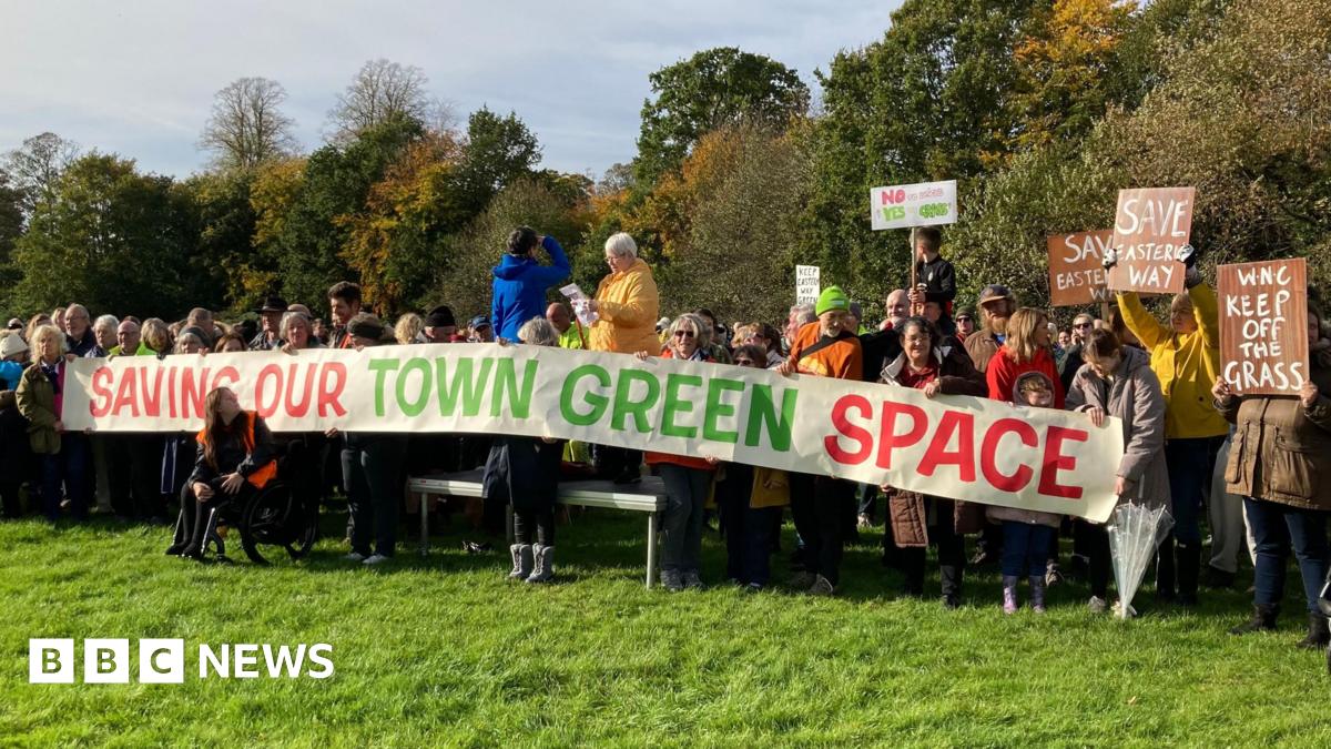 Scrapping plan to sell Daventry playing field 'a setback' - BBC News