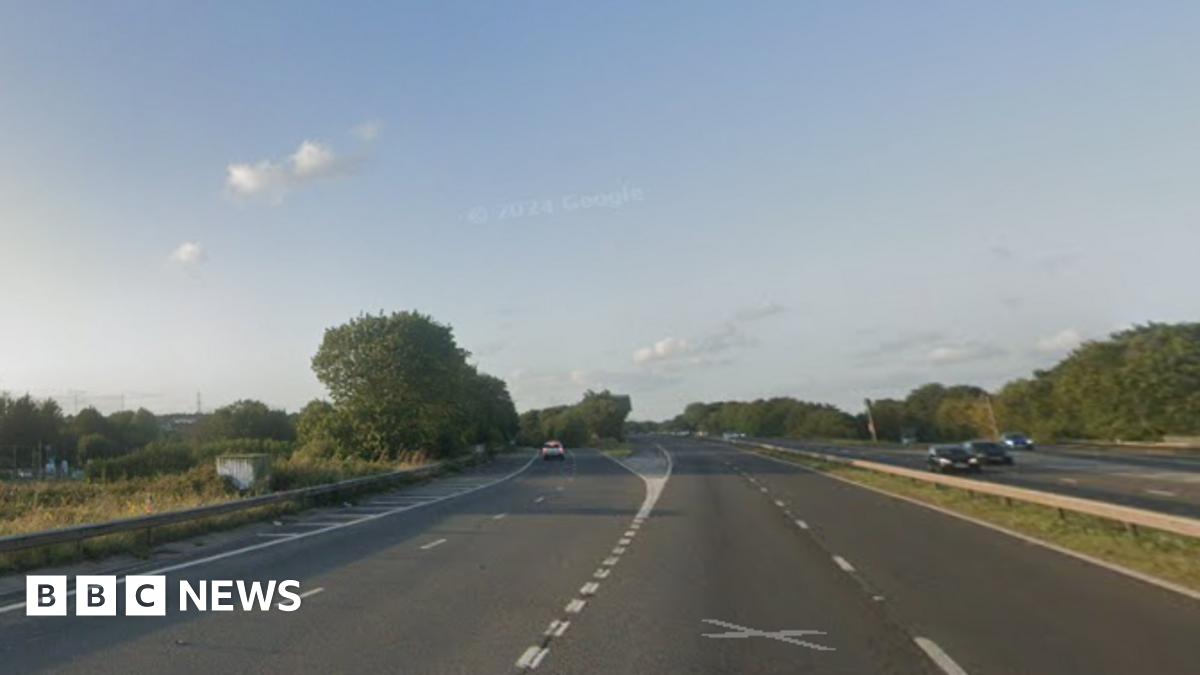 Bristol: Arrest after man dies in M32 crash - BBC News